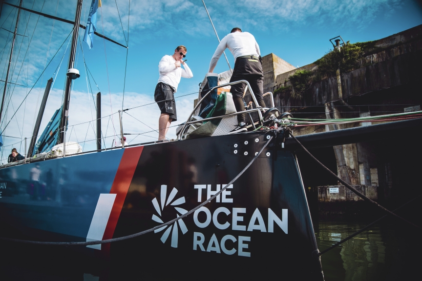 Les équipes finalisent leur préparation avant le départ de la première ...